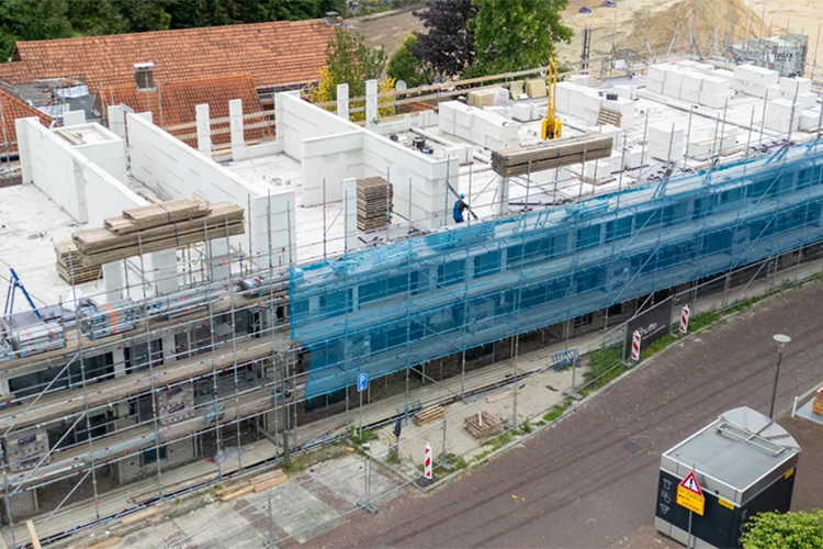Metselwerk met Allround systeemsteiger nieuwbouw appartementen ...